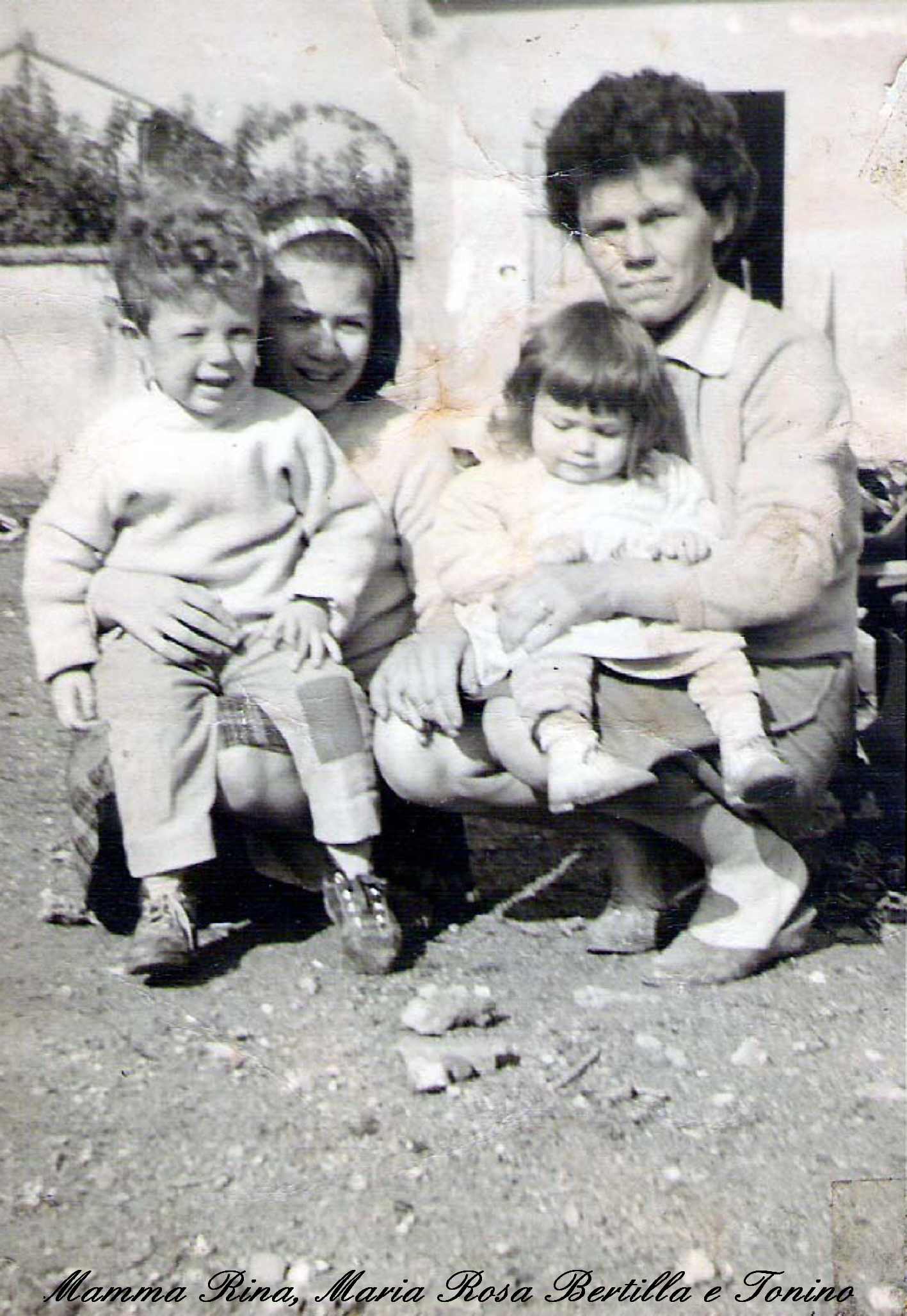 Rina, moglie di Rinaldo Jr coi figli Maria Rosa, T e la prima nata in ...